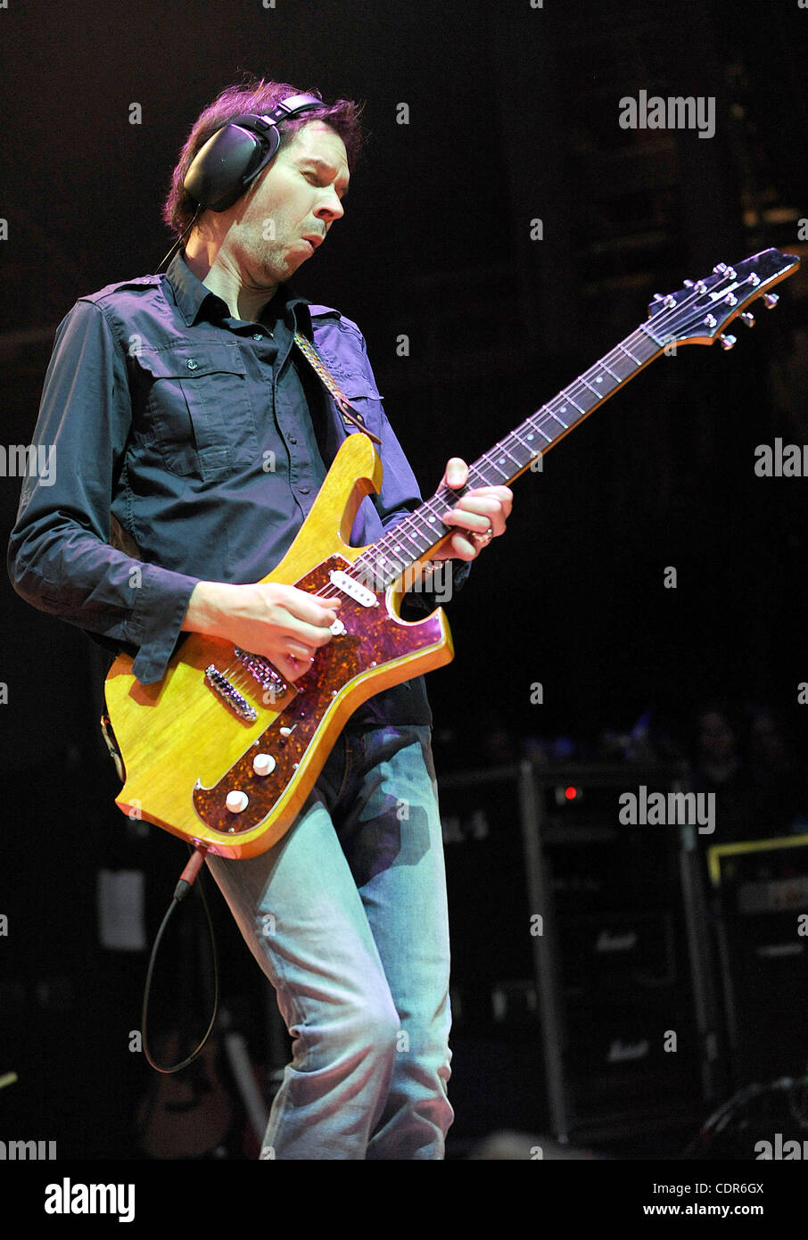 Paul gilbert guitarist hi-res stock photography and images - Alamy