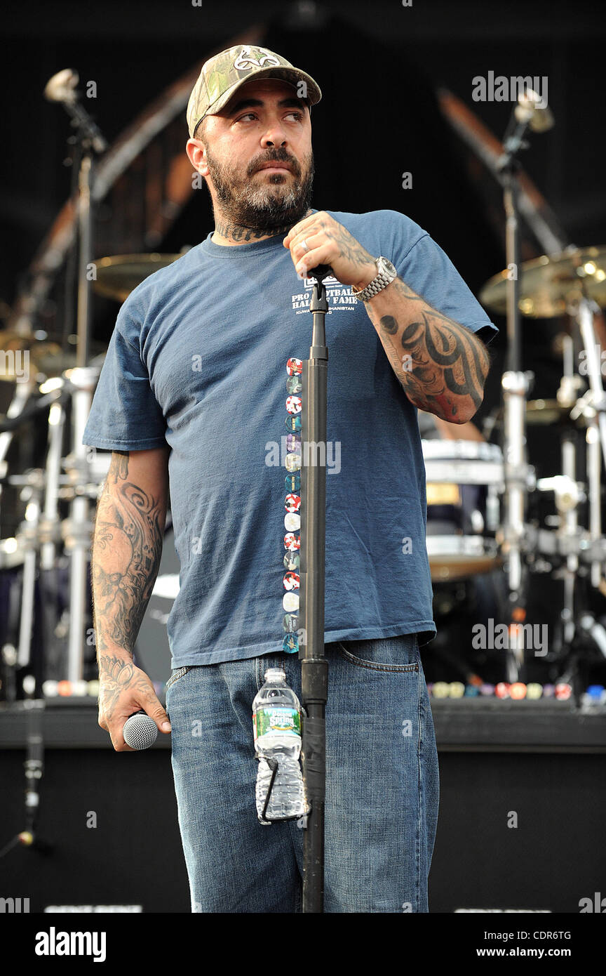 Aaron lewis singer rock band hi-res stock photography and images - Alamy