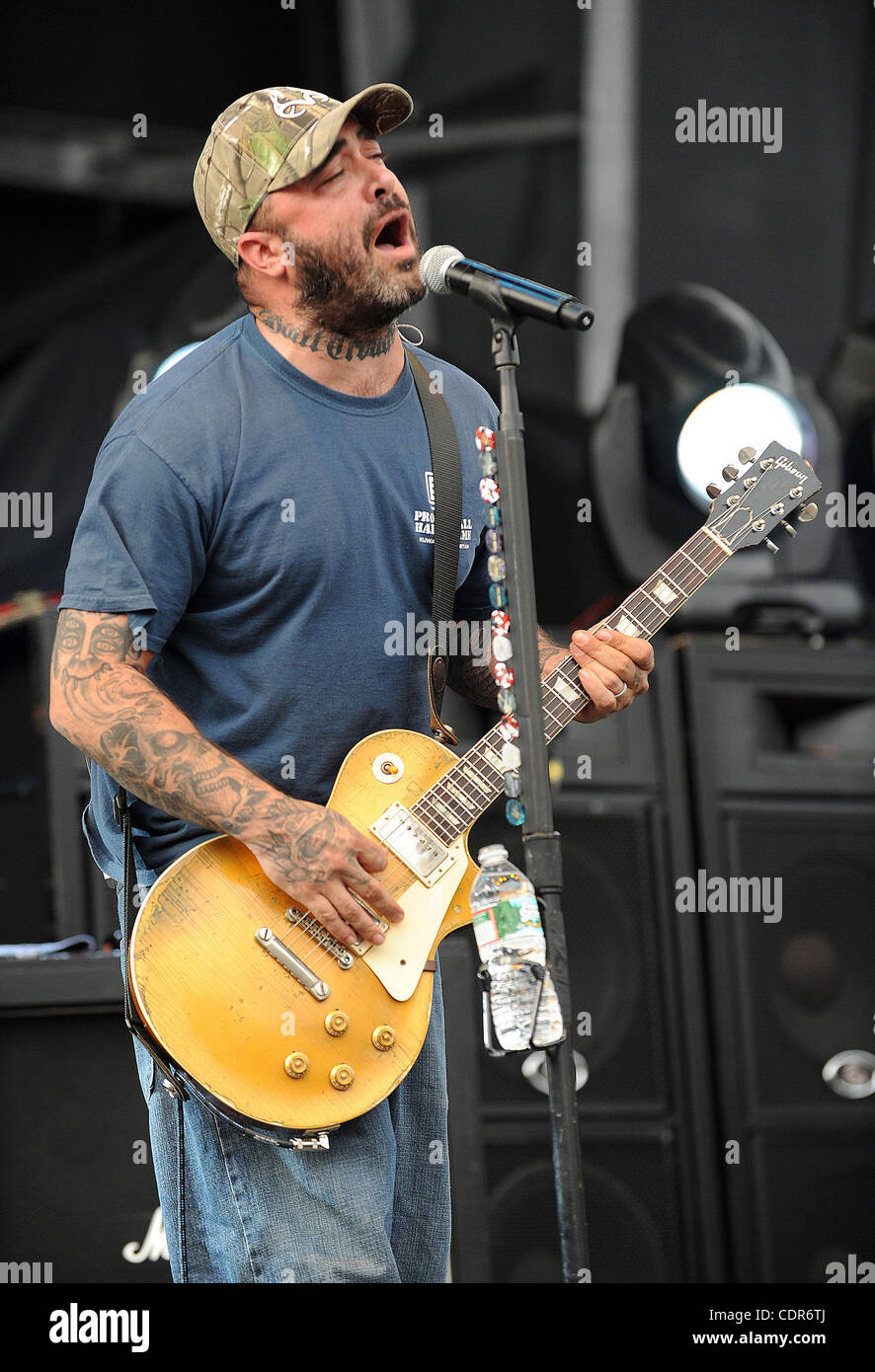 Aaron lewis singer rock band hi-res stock photography and images - Alamy