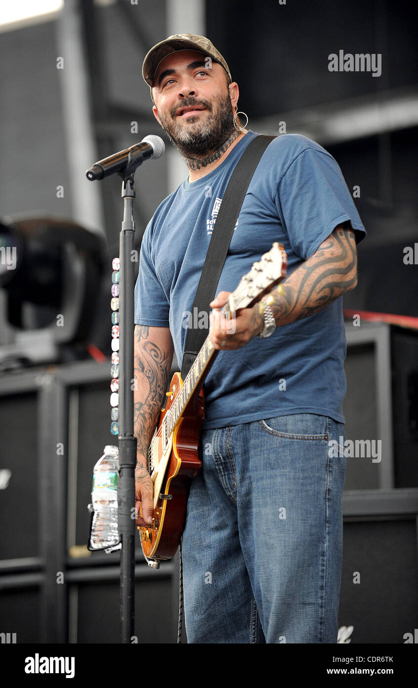 Aaron lewis singer rock band hi-res stock photography and images - Alamy