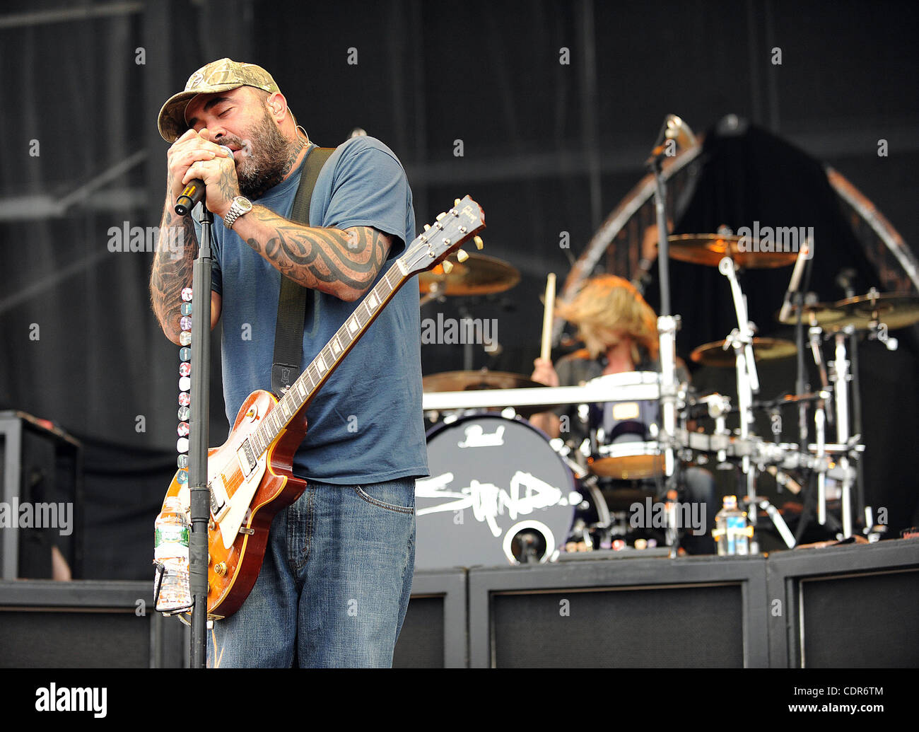 Aaron lewis singer rock band hi-res stock photography and images - Alamy