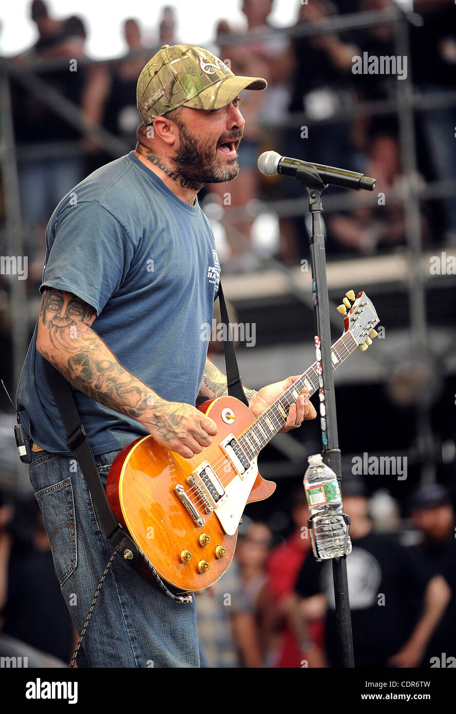 Aaron lewis singer rock band hi-res stock photography and images - Alamy