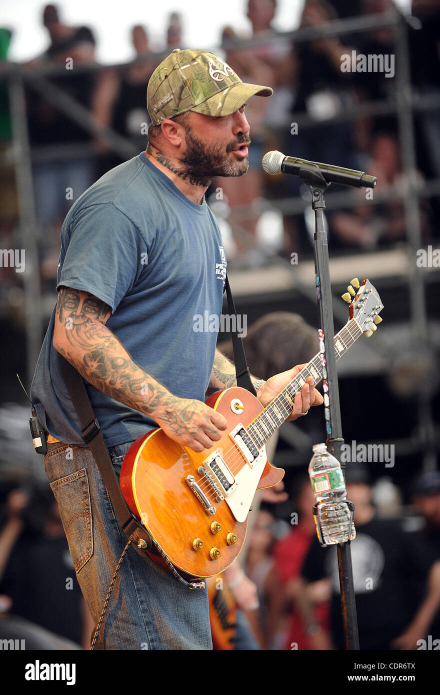 Aaron lewis singer rock band hi-res stock photography and images - Alamy