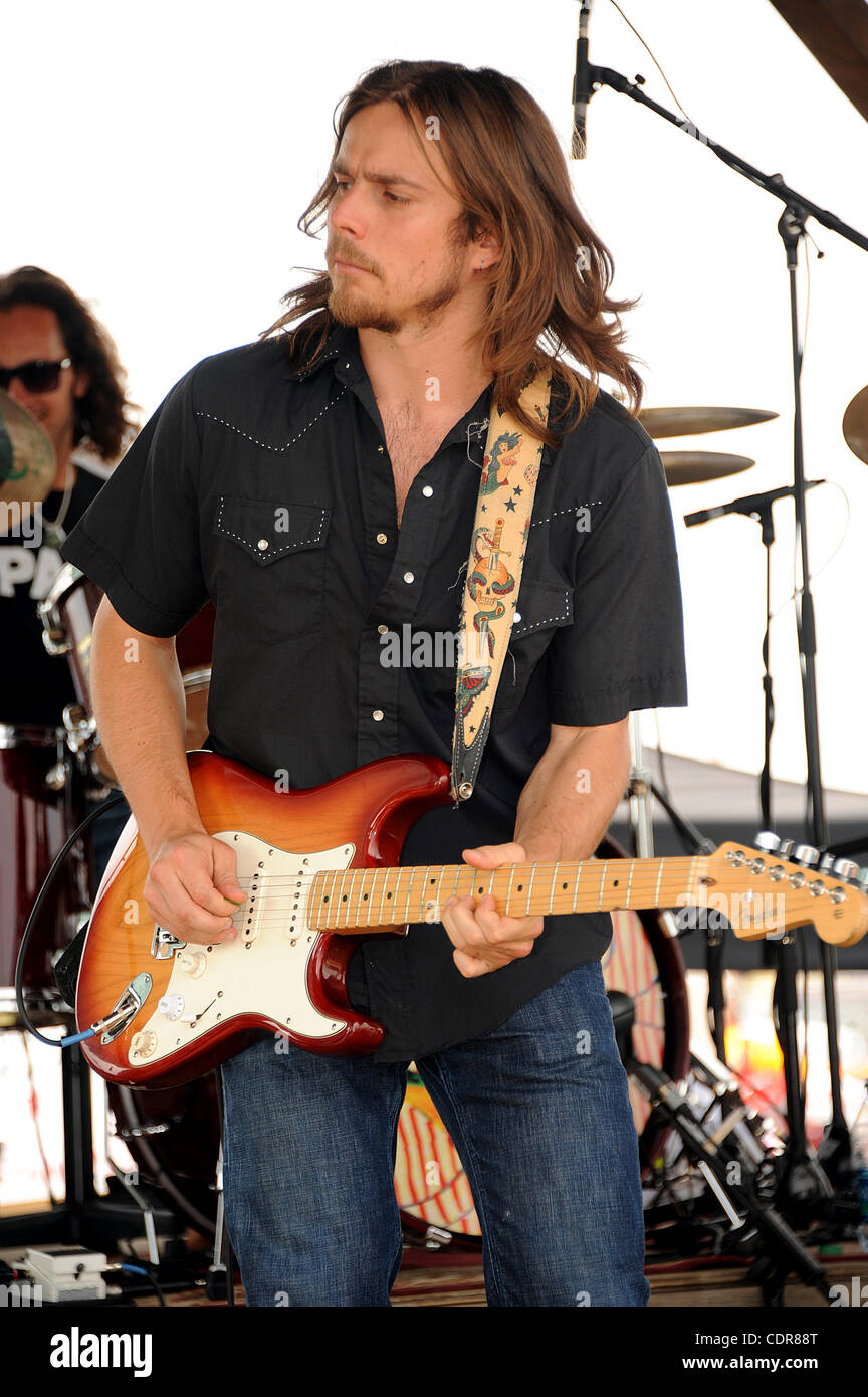 Jun 16, 2011 - Roanoke Rapids, North Carolina; USA - Singer / Guitarist ...