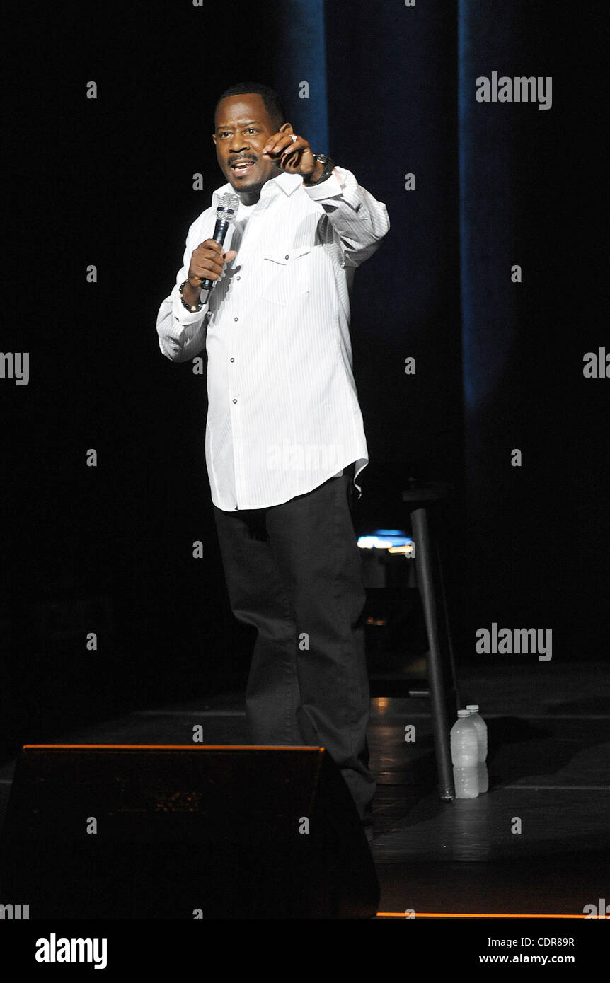Martin lawrence performs his hi-res stock photography and images - Alamy