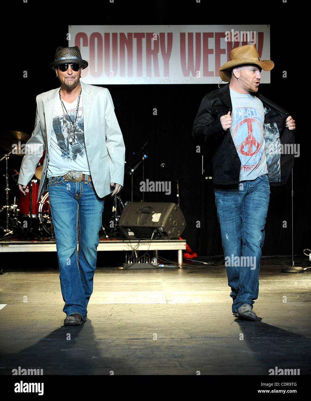 Duo singing in concert usa hi-res stock photography and images - Alamy
