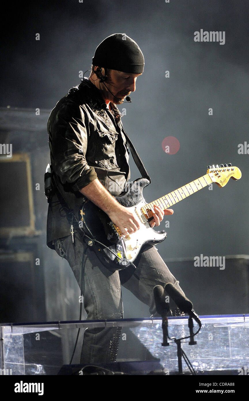 With guitarist the edge hi-res stock photography and images - Alamy