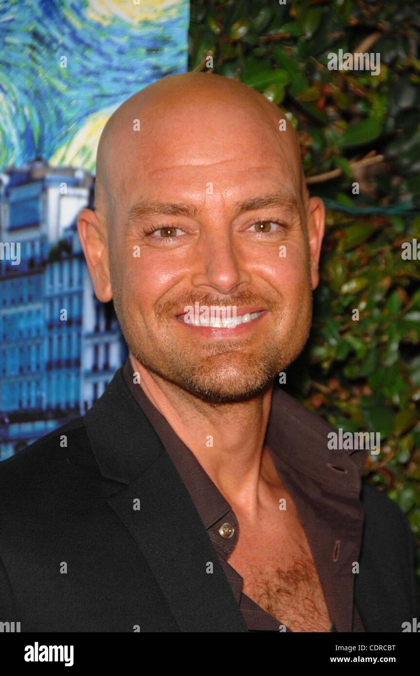 Midnight in paris movie hi-res stock photography and images - Alamy