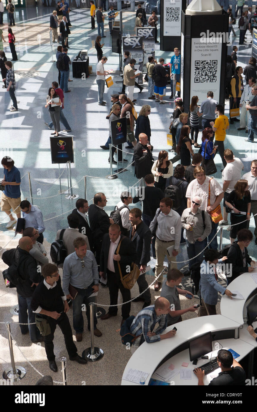 Inside Crowd Scene before the opening of the 2011 E3 (Electronic ...