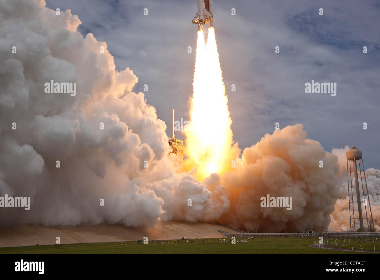 July 8, 2011 - Cape Canaveral, FL, USA - Space Shuttle Atlantis blasts ...