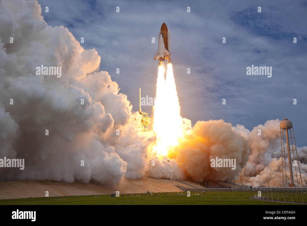 July 8, 2011 - Cape Canaveral, FL, USA - Space Shuttle Atlantis blasts ...
