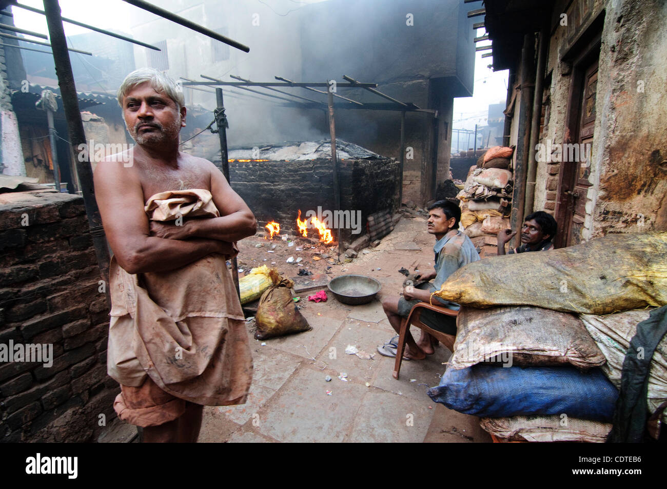 India slums inside hi-res stock photography and images - Alamy