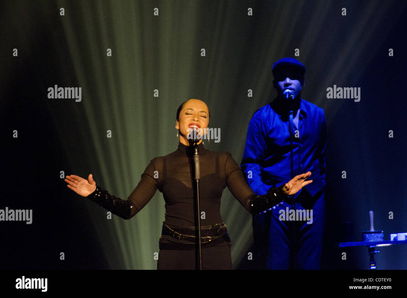 Singer sade performs hi-res stock photography and images - Alamy
