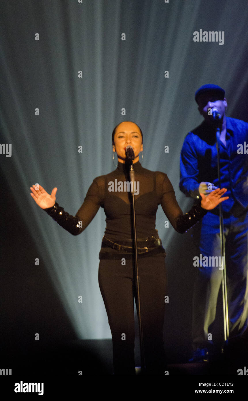 Singer sade performs hi-res stock photography and images - Alamy