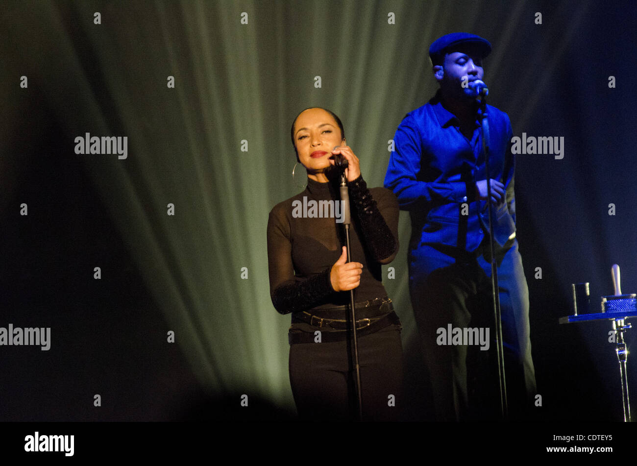 Singer sade performs hi-res stock photography and images - Alamy