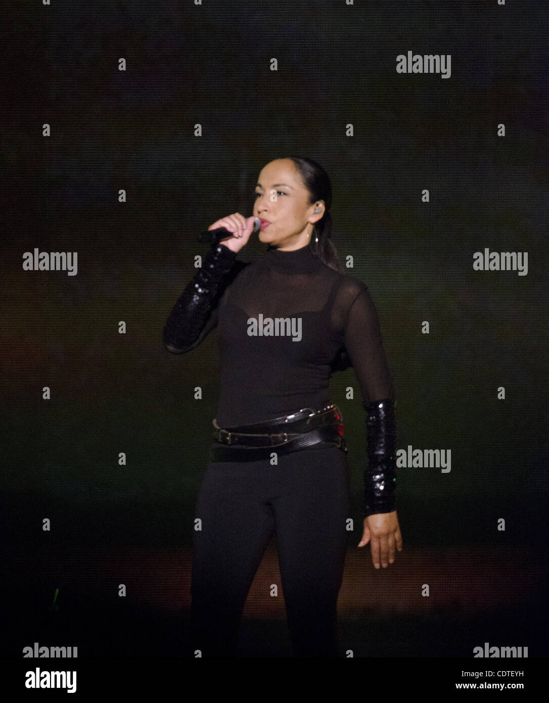 Singer sade performs hi-res stock photography and images - Alamy