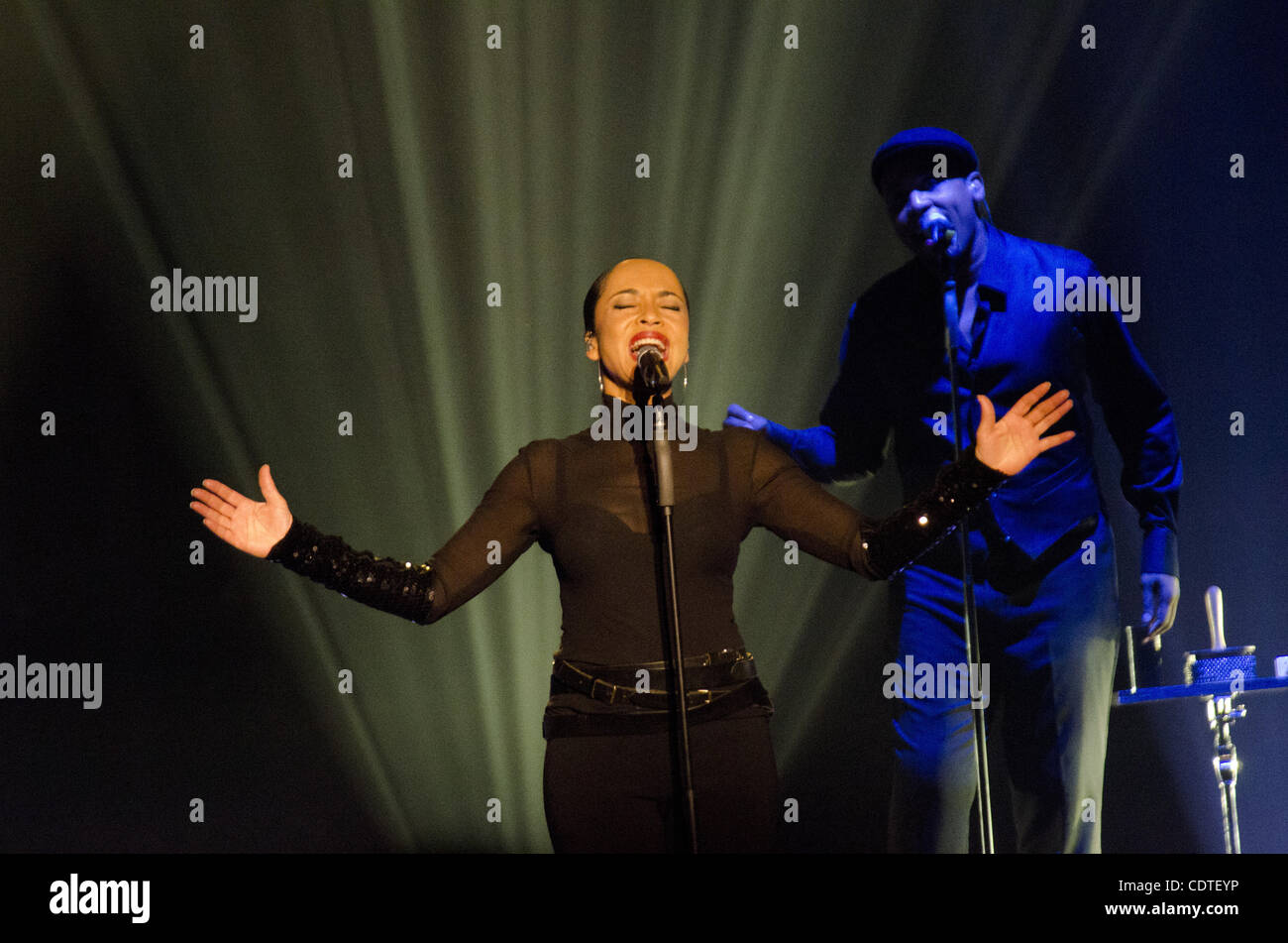 Sade singer hi-res stock photography and images - Alamy