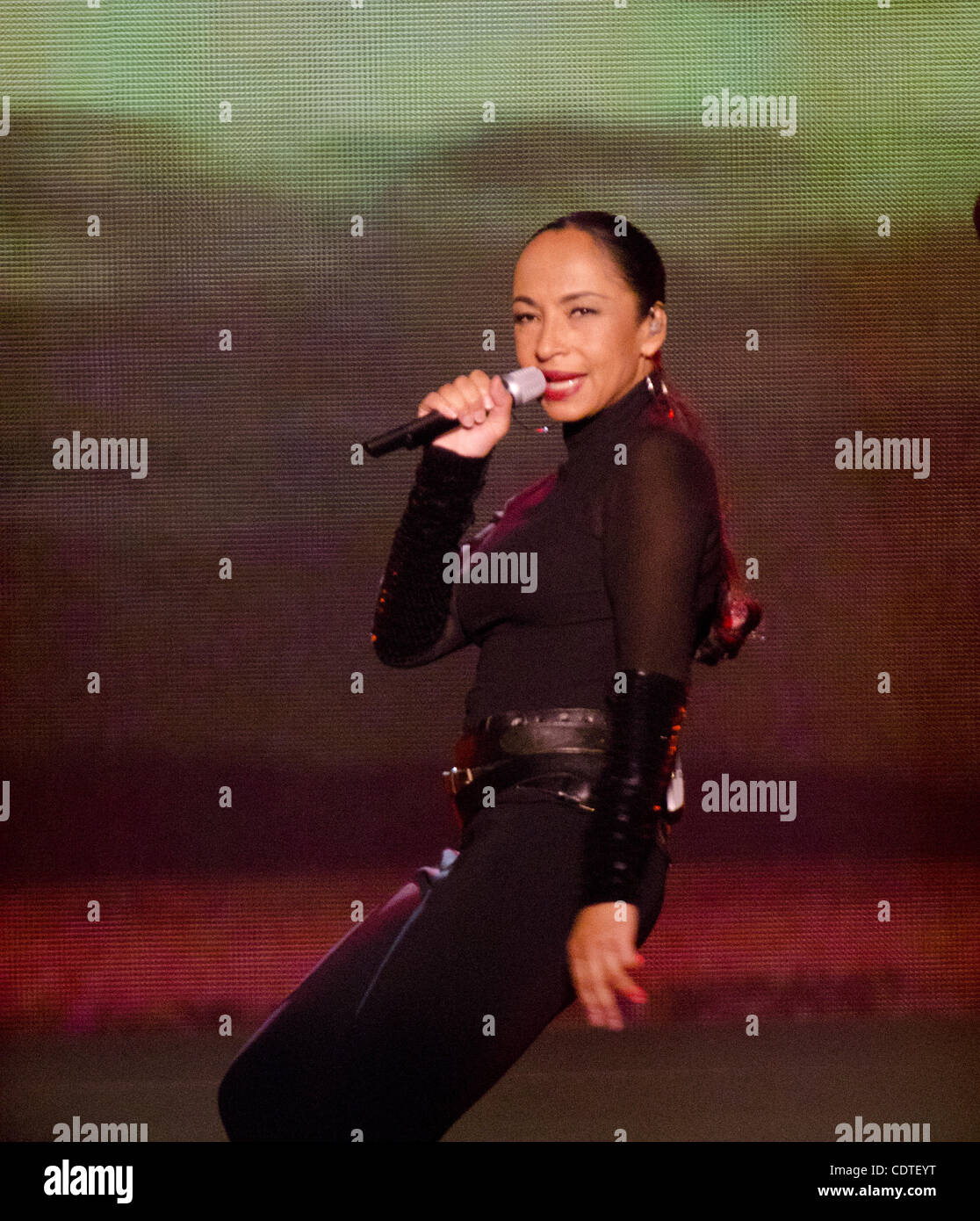 Sade singer hi-res stock photography and images - Alamy