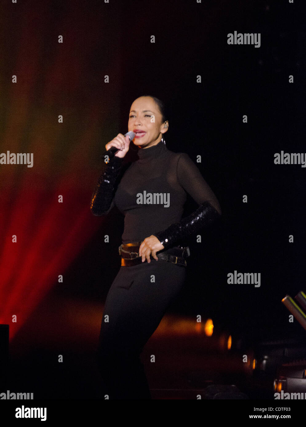 Singer sade performs hi-res stock photography and images - Alamy