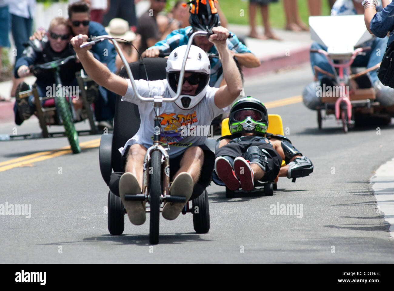 JEFF PASCHAL races down Avenida Rosa in San Clemente during the 6th ...