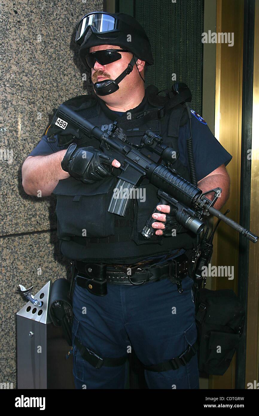 June 27, 2004 - New York, New York, U.S. - K38065ML.POLICE OFFICER.06 ...