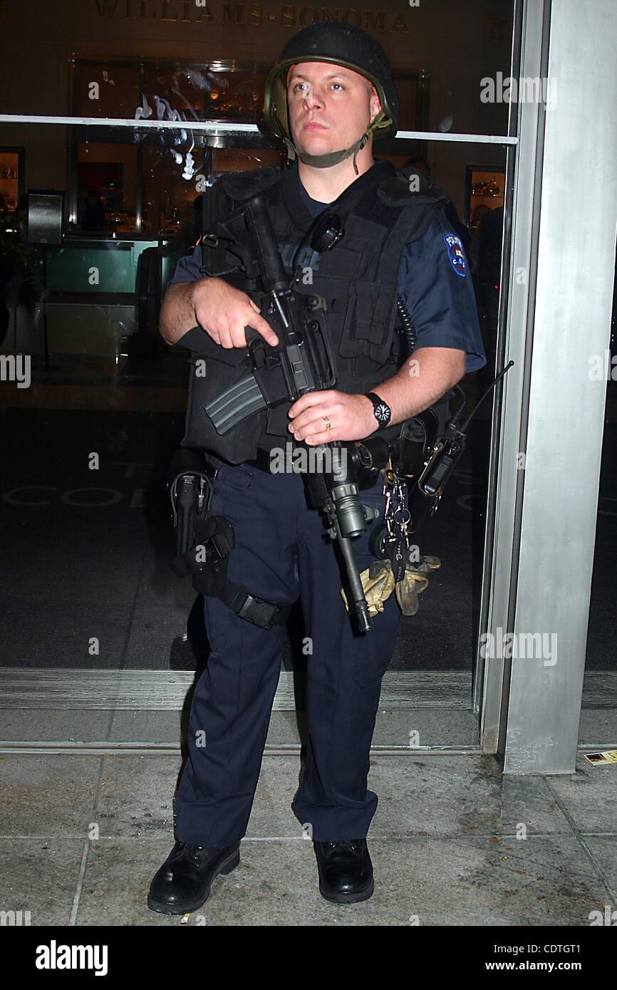 June 27, 2004 - New York, New York, U.S. - K38065ML.POLICE OFFICER.06 ...