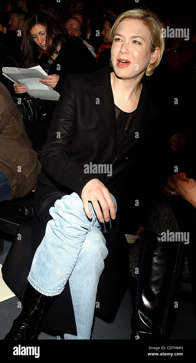 RENEE ZELLWEGER.K29126AR SD0214.2003 FALL FASHION WEEK: CALVIN KLEIN ...