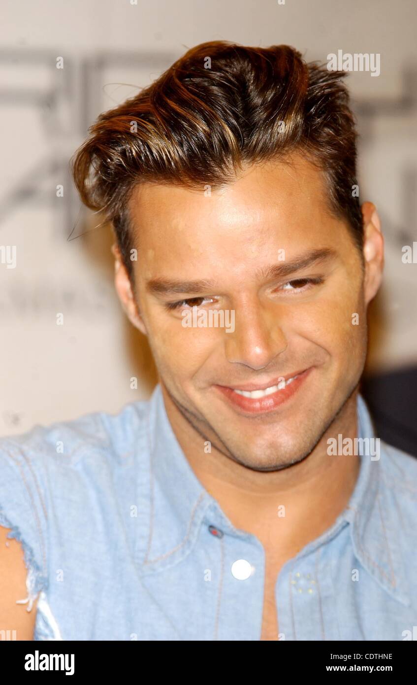 K30806ar ricky martin virgin mega store hi-res stock photography and ...