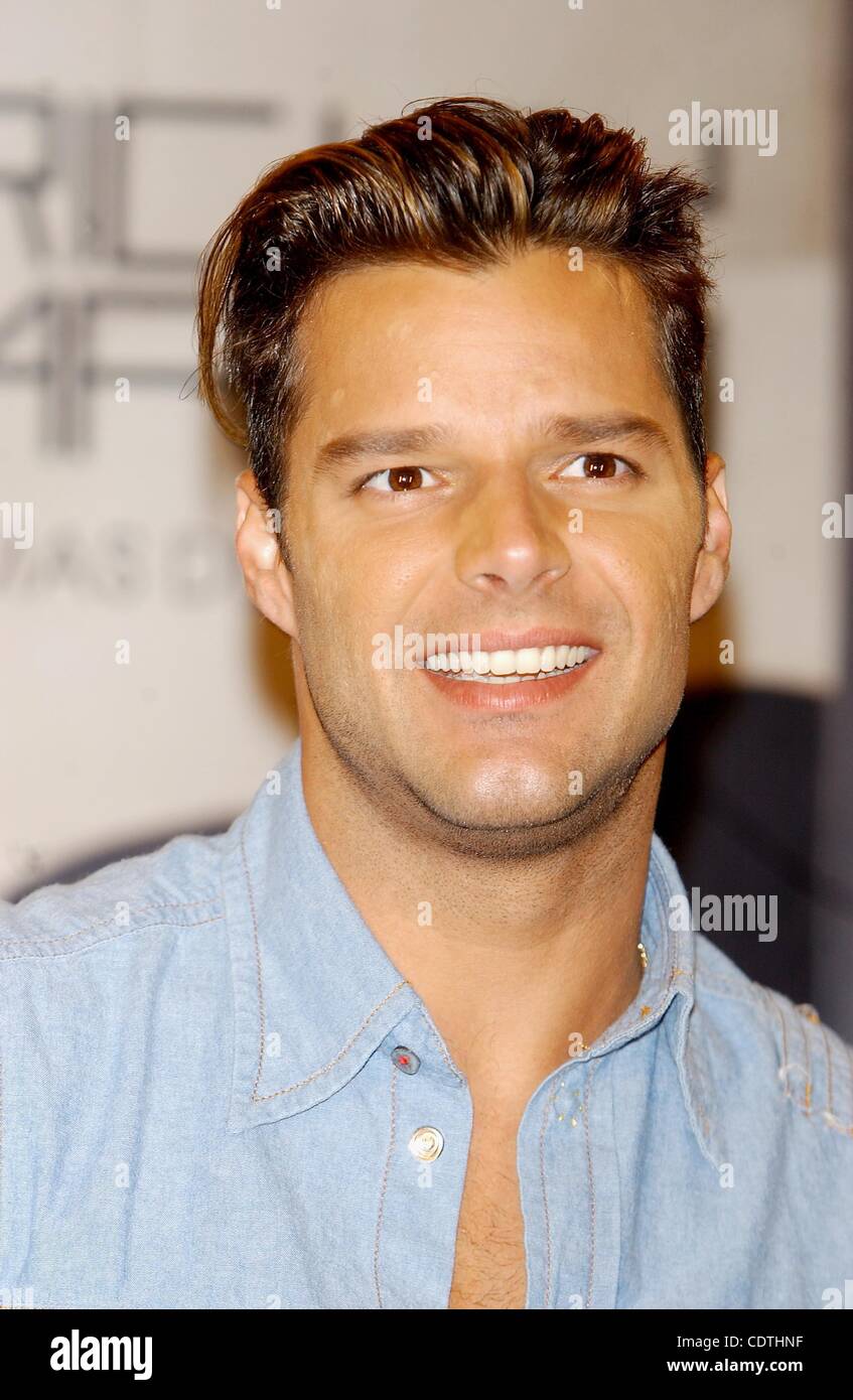 K30806AR.RICKY MARTIN AT VIRGIN MEGA STORE TO PROMOTE NEW CD ''ALMAS ...