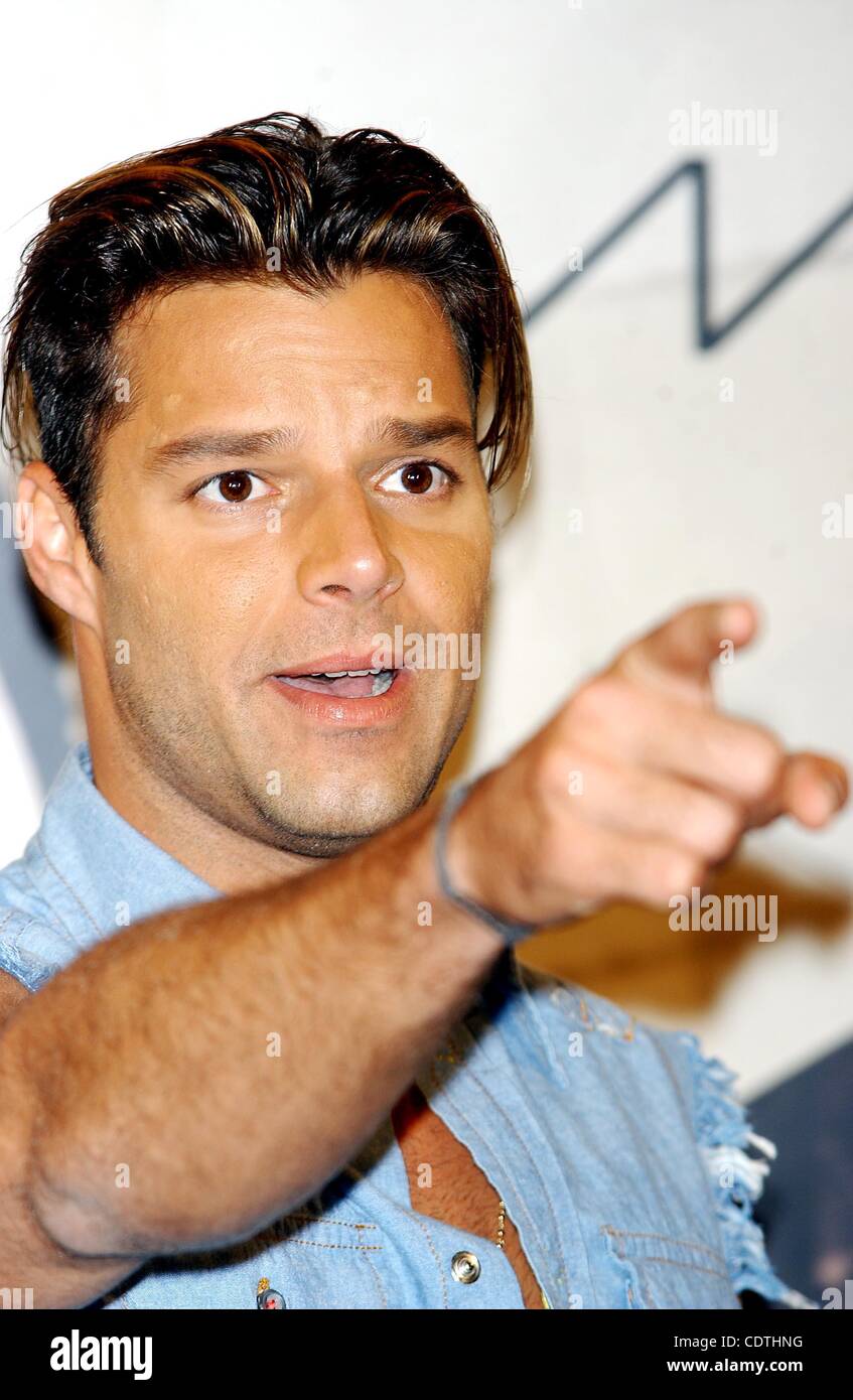 K30806AR.RICKY MARTIN AT VIRGIN MEGA STORE TO PROMOTE NEW CD ''ALMAS ...