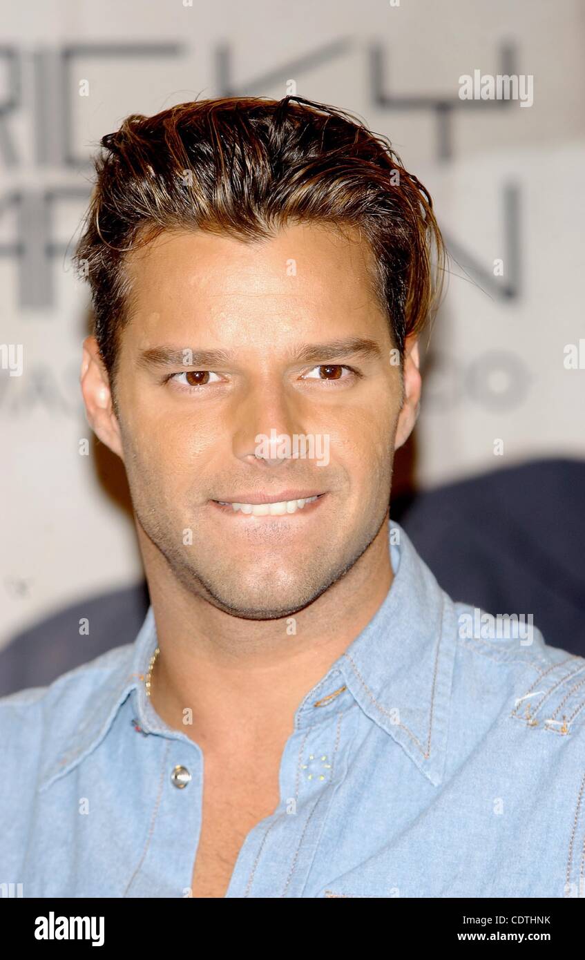 K30806AR.RICKY MARTIN AT VIRGIN MEGA STORE TO PROMOTE NEW CD ''ALMAS ...