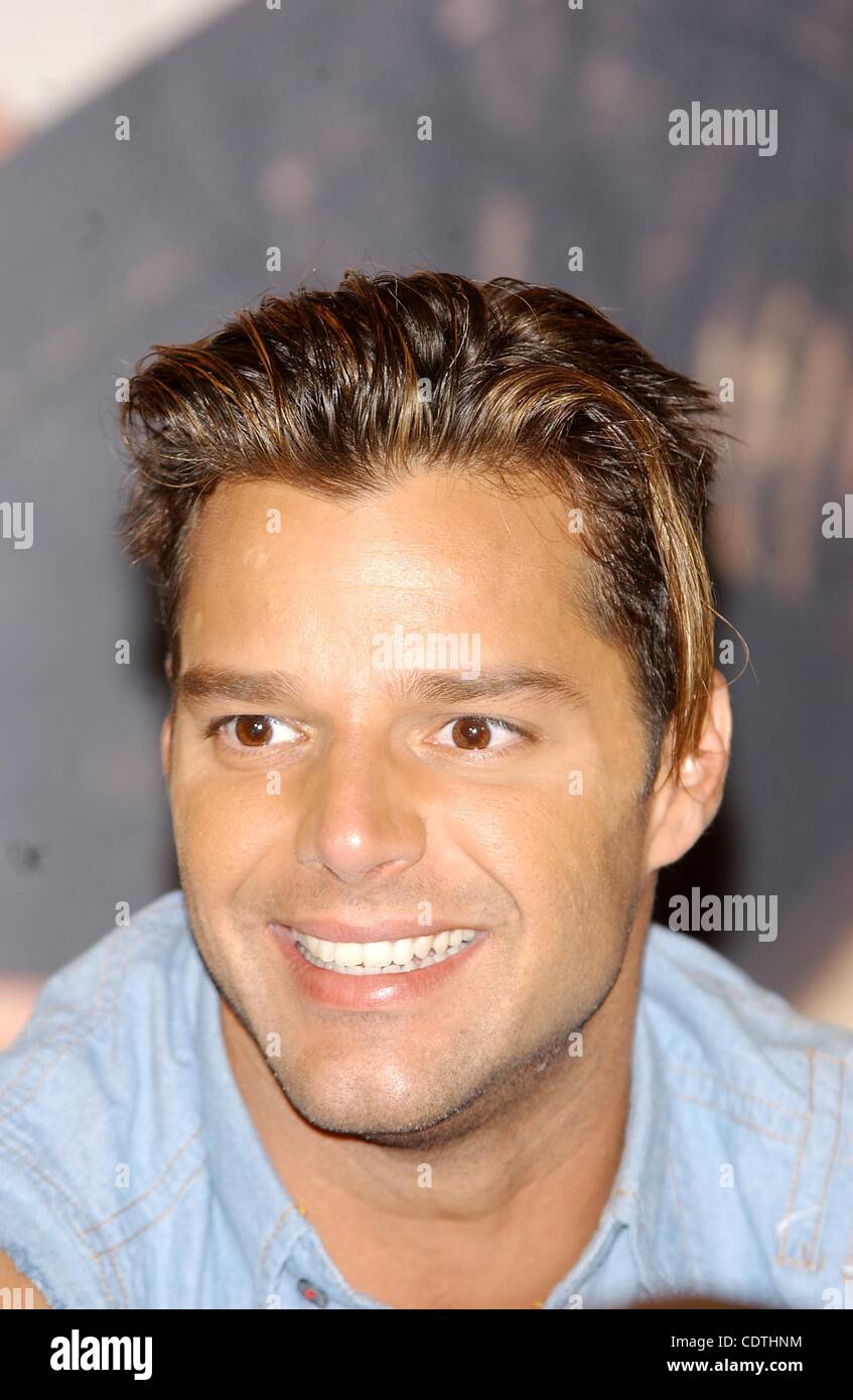 K30806AR.RICKY MARTIN AT VIRGIN MEGA STORE TO PROMOTE NEW CD ''ALMAS ...