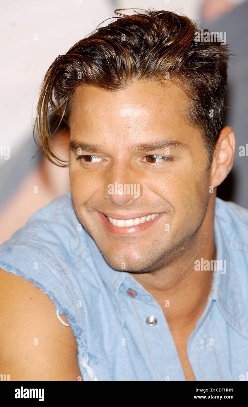 K30806AR.RICKY MARTIN AT VIRGIN MEGA STORE TO PROMOTE NEW CD ''ALMAS ...