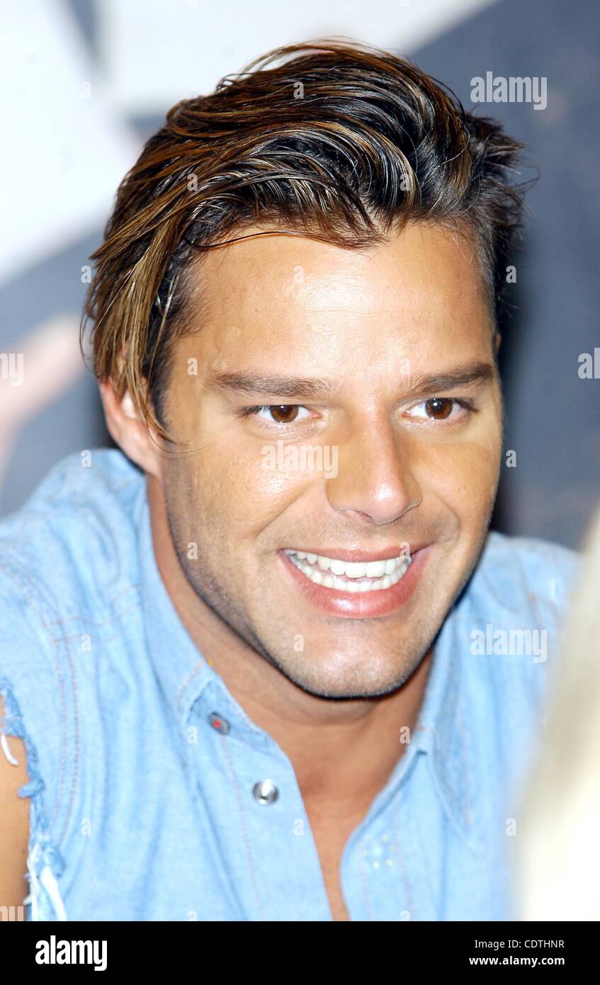 K30806AR.RICKY MARTIN AT VIRGIN MEGA STORE TO PROMOTE NEW CD ''ALMAS ...