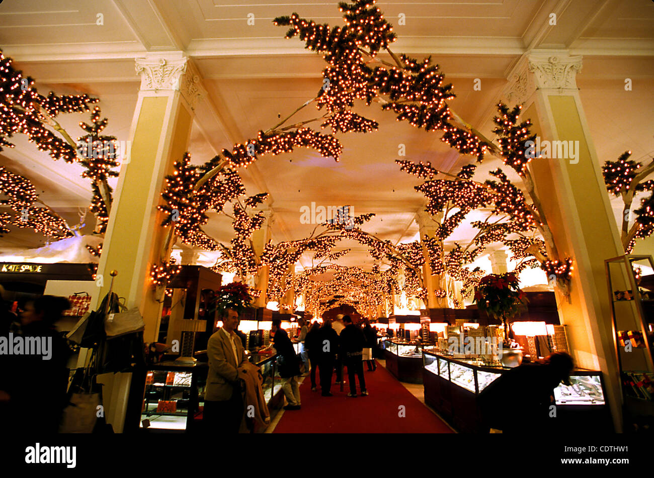 2001 CHRISTMAS NEW YORK New York . / 2001.SAKS 5TH AVENUE(Credit Image ...