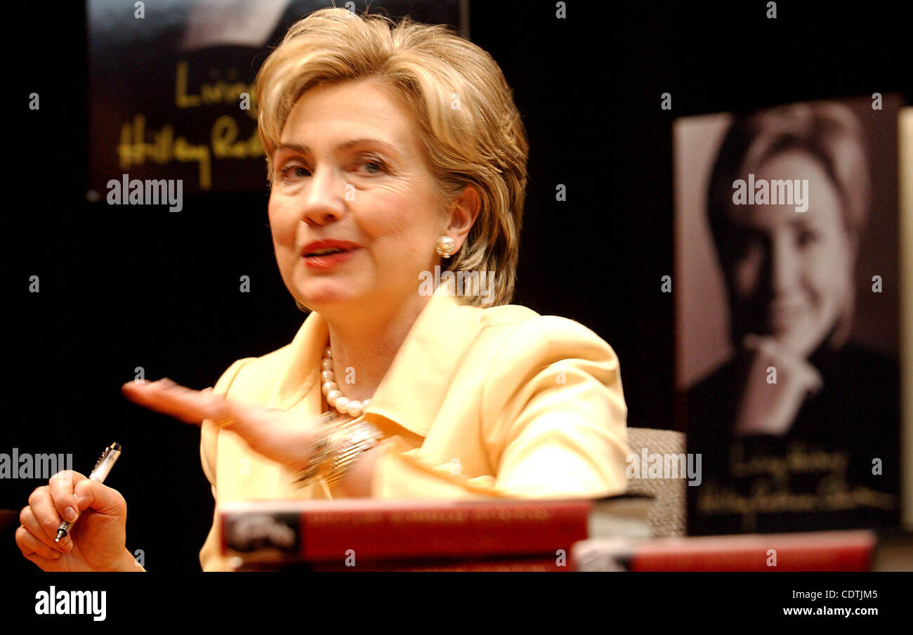 K31068AR.HILLARY RODHAM CLINTON BOOK SIGNING OF ''LIVING HISTORY'' AT ...
