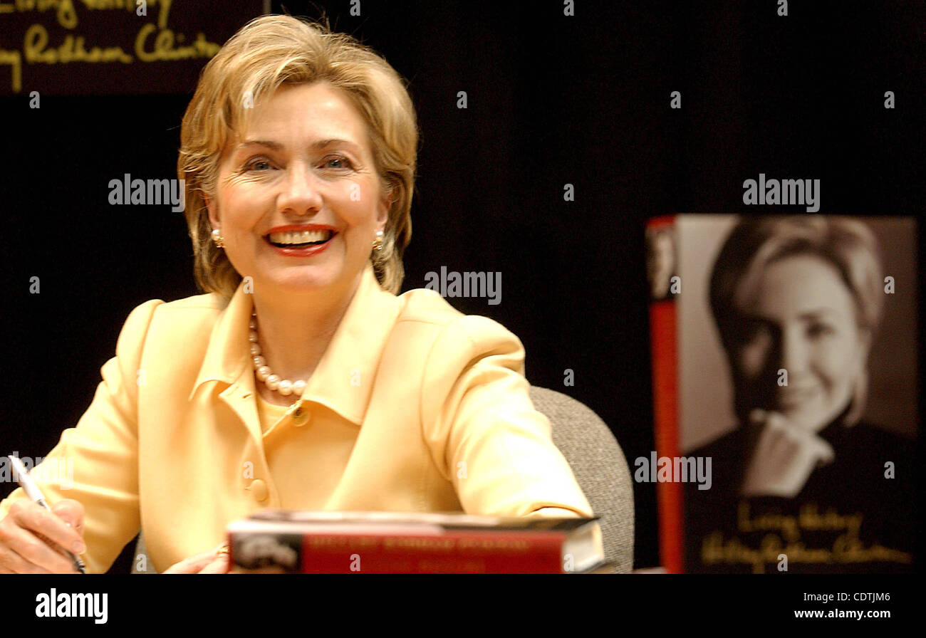 K31068AR.HILLARY RODHAM CLINTON BOOK SIGNING OF ''LIVING HISTORY'' AT ...