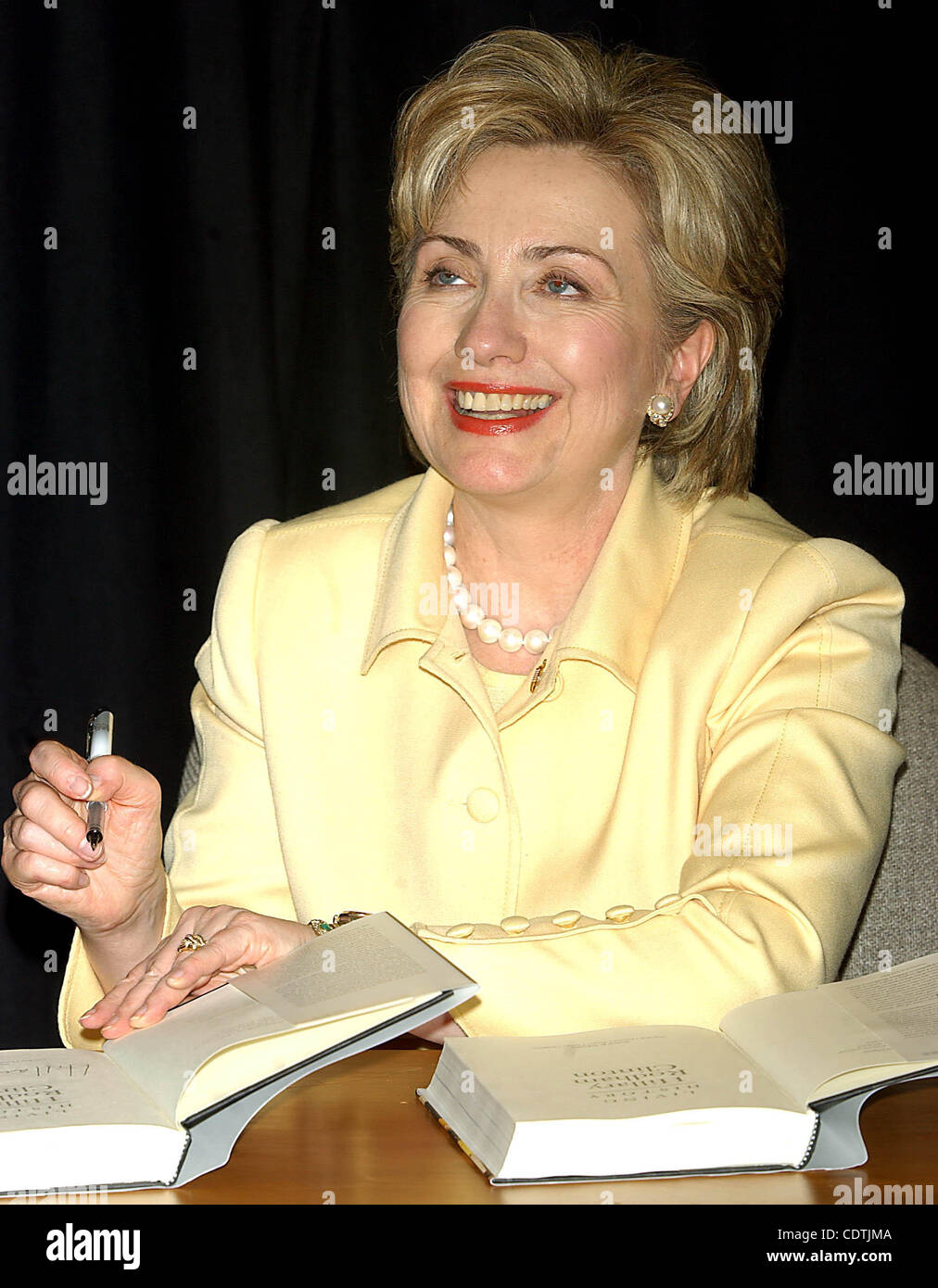 K31068AR.HILLARY RODHAM CLINTON BOOK SIGNING OF ''LIVING HISTORY'' AT ...