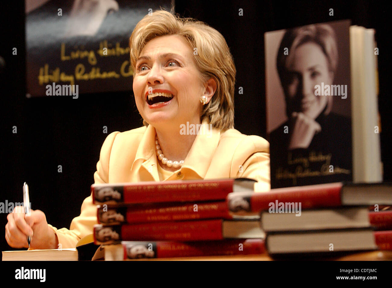K31068AR.HILLARY RODHAM CLINTON BOOK SIGNING OF ''LIVING HISTORY'' AT ...