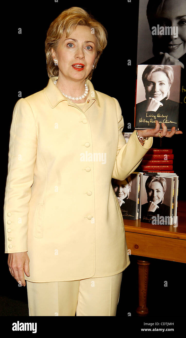 K31068AR.HILLARY RODHAM CLINTON BOOK SIGNING OF ''LIVING HISTORY'' AT ...