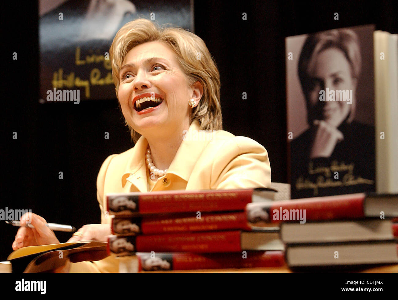 K31068AR.HILLARY RODHAM CLINTON BOOK SIGNING OF ''LIVING HISTORY'' AT ...