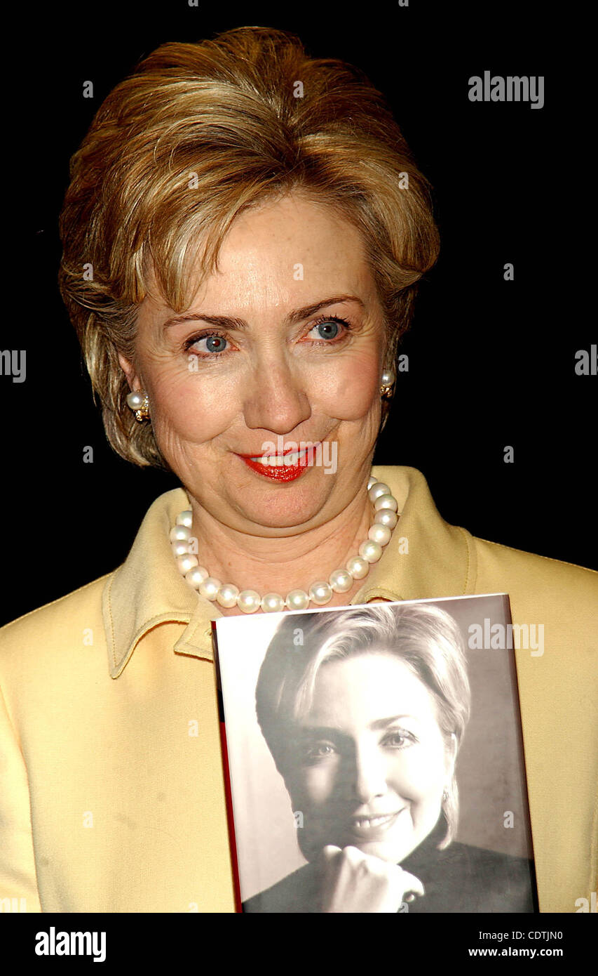 K31068AR.HILLARY RODHAM CLINTON BOOK SIGNING OF ''LIVING HISTORY'' AT ...