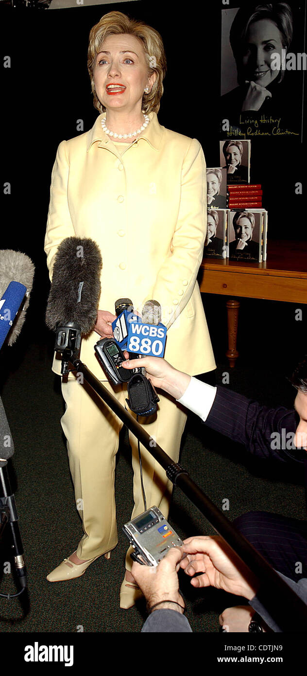 K31068AR.HILLARY RODHAM CLINTON BOOK SIGNING OF ''LIVING HISTORY'' AT ...