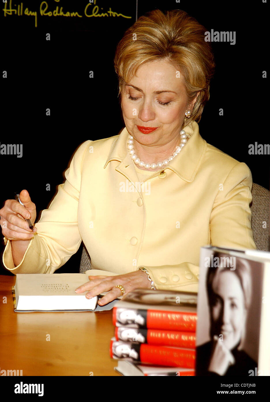 K31068AR.HILLARY RODHAM CLINTON BOOK SIGNING OF ''LIVING HISTORY'' AT ...