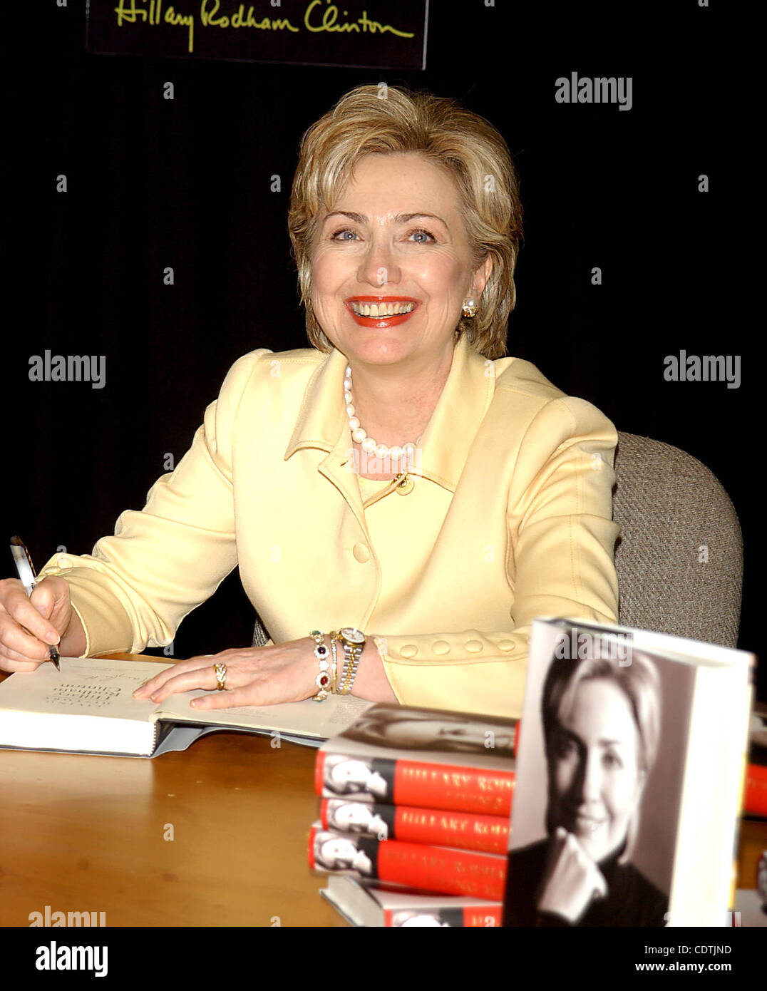 K31068AR.HILLARY RODHAM CLINTON BOOK SIGNING OF ''LIVING HISTORY'' AT ...
