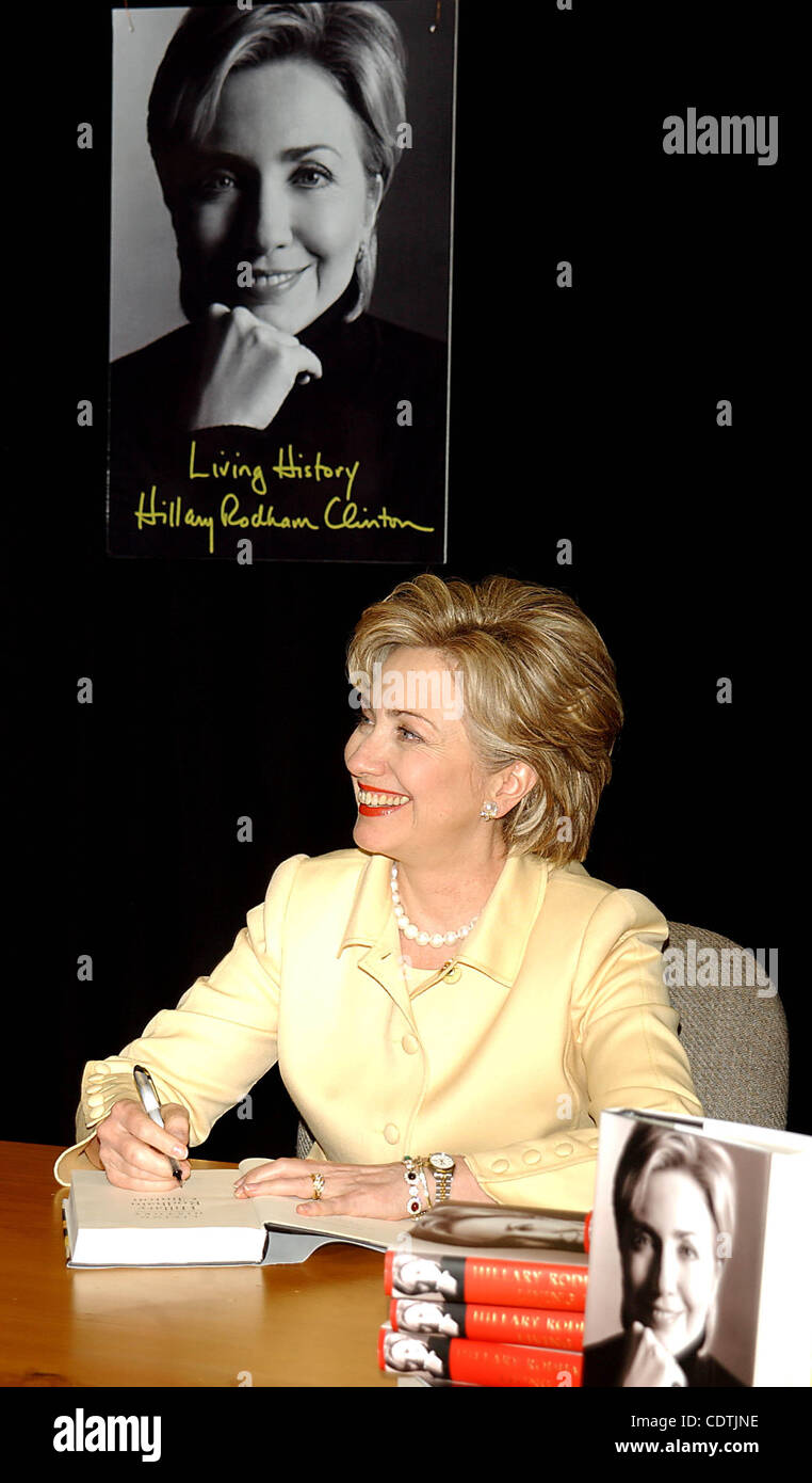 K31068AR.HILLARY RODHAM CLINTON BOOK SIGNING OF ''LIVING HISTORY'' AT ...
