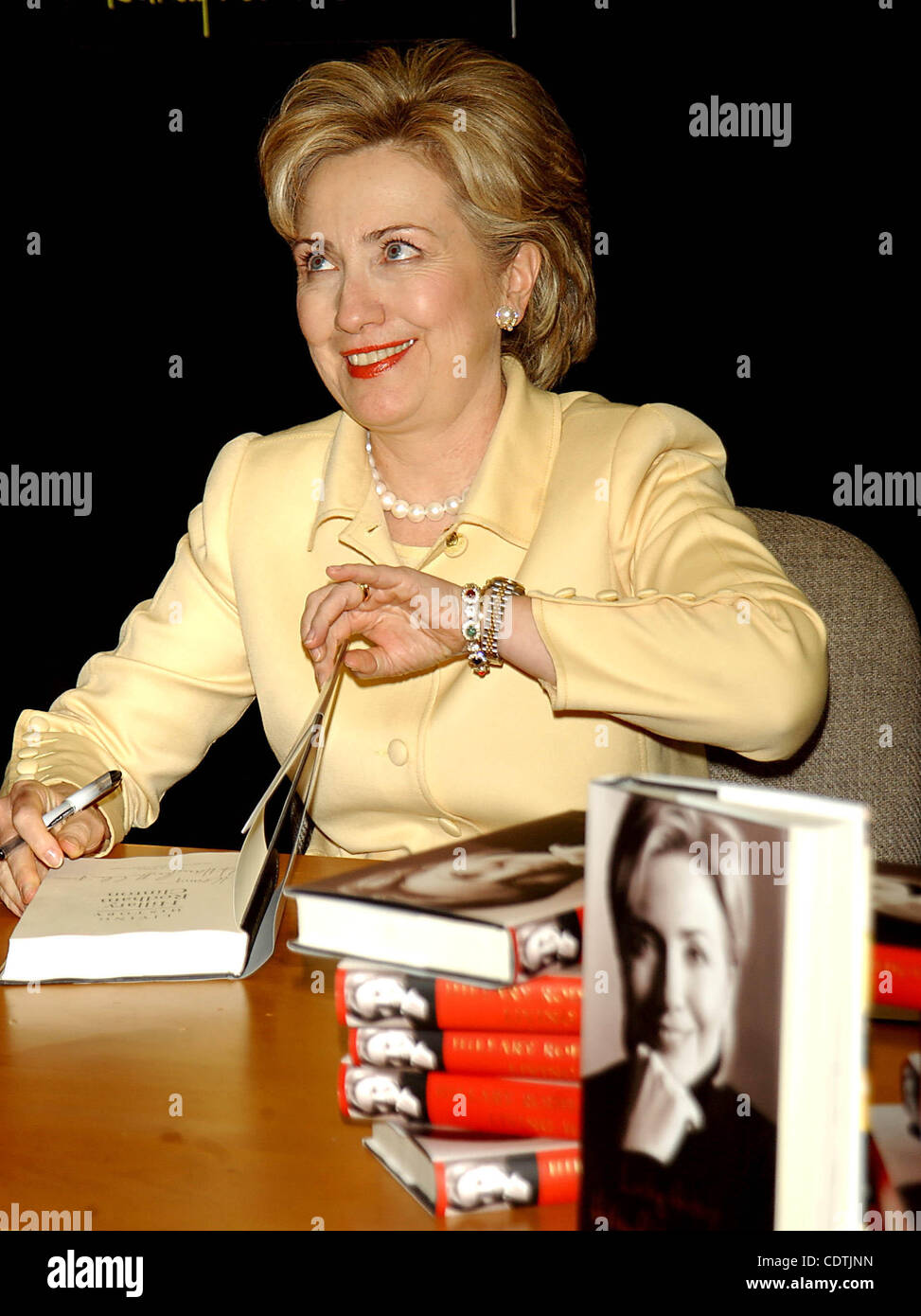 K31068AR.HILLARY RODHAM CLINTON BOOK SIGNING OF ''LIVING HISTORY'' AT ...