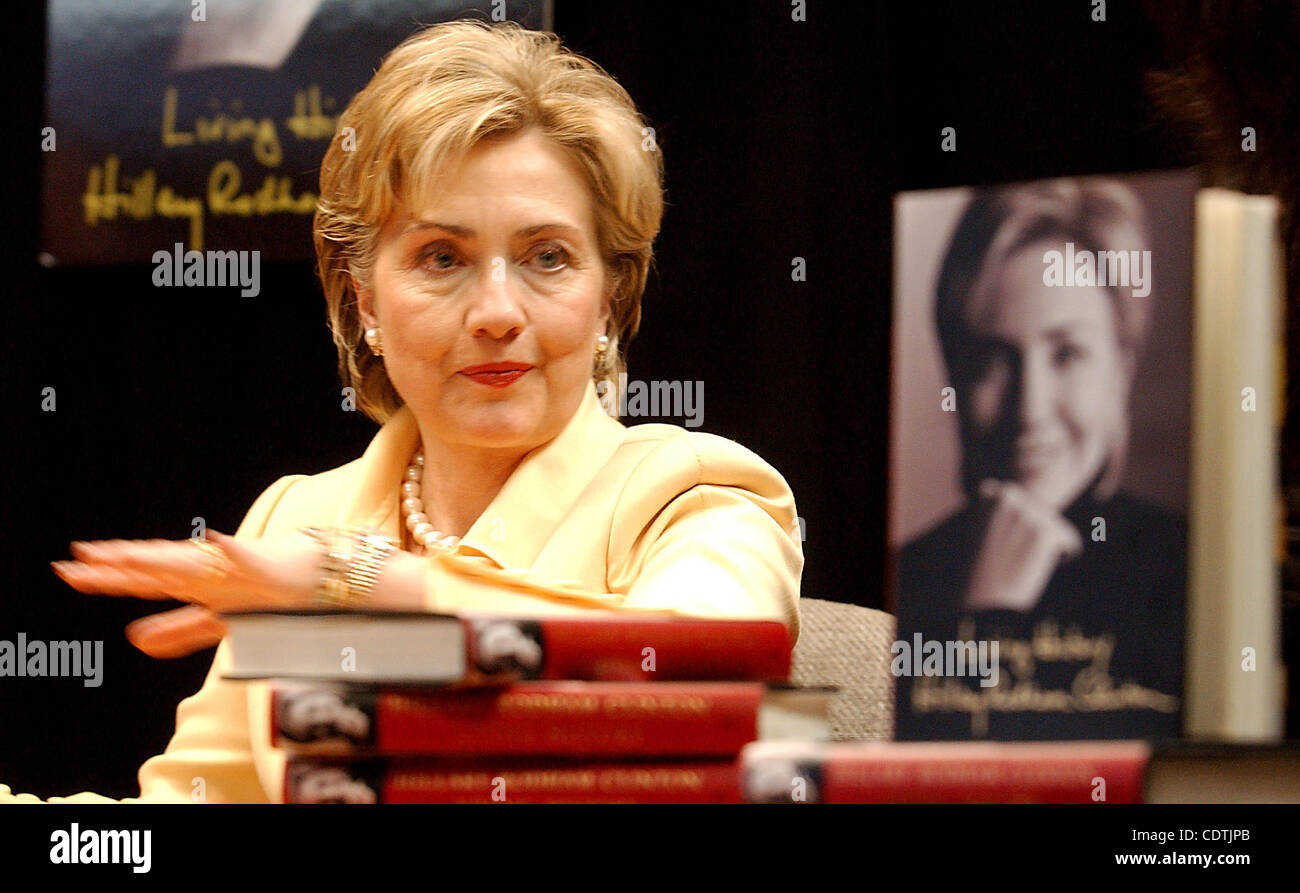 K31068AR.HILLARY RODHAM CLINTON BOOK SIGNING OF ''LIVING HISTORY'' AT ...