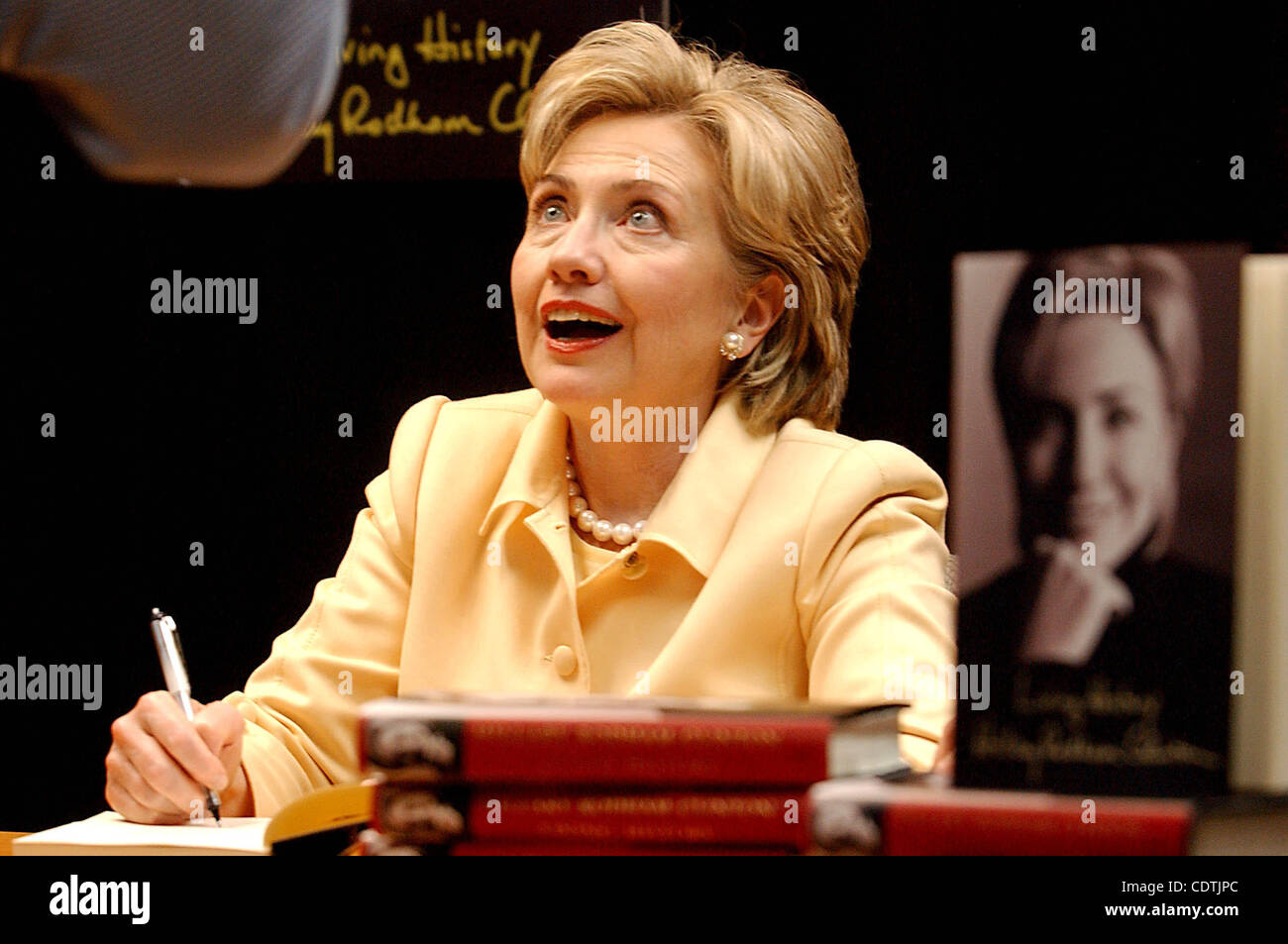 K31068AR.HILLARY RODHAM CLINTON BOOK SIGNING OF ''LIVING HISTORY'' AT ...