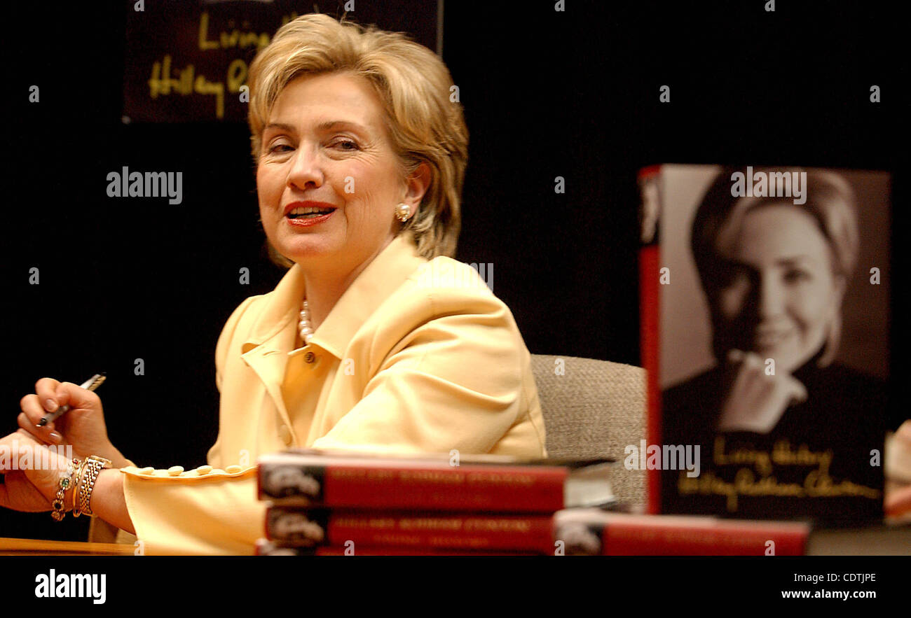 K31068AR.HILLARY RODHAM CLINTON BOOK SIGNING OF ''LIVING HISTORY'' AT ...
